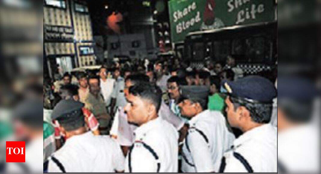 Kar: Mob ransacks RG Kar, wrecks cars, fights cops | Kolkata News ...