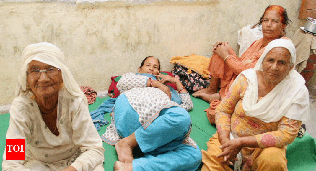 LoC shelling forces thousands to flee | India News - Times of India