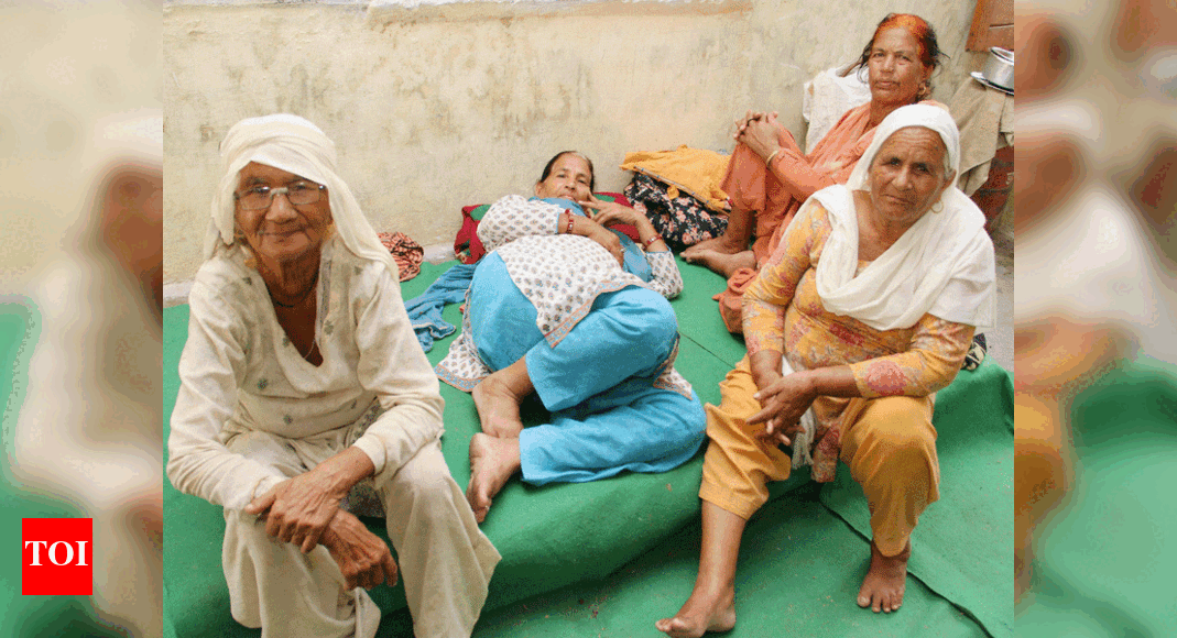 LoC shelling forces thousands to flee | India News - Times of India