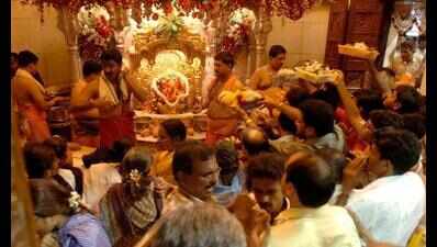 Ghodasar: Four NRIs bid Rs 8 crore for aarti at Ghodasar temple ...