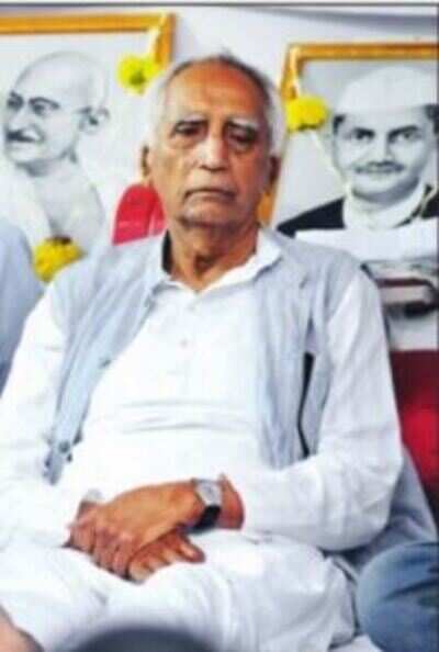 veteran socialist leader Baba Adhav wants Chief Minister to help ...