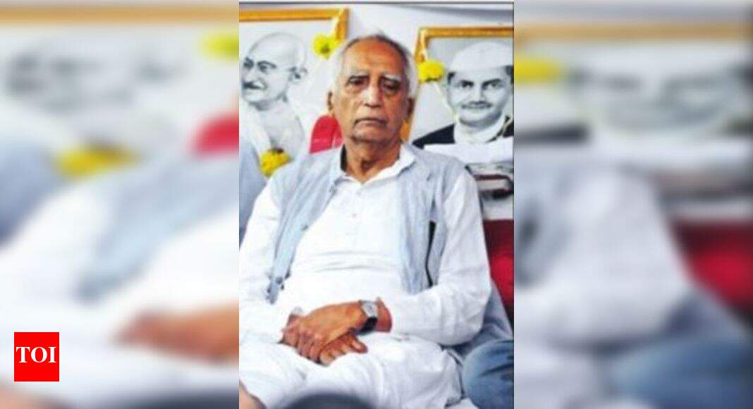 veteran socialist leader Baba Adhav wants Chief Minister to help ...