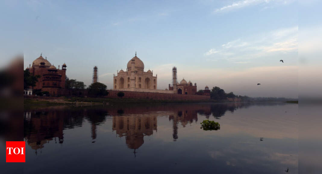 Taj Mahal: Open mass burning of garbage in Agra discolouring Taj Mahal ...