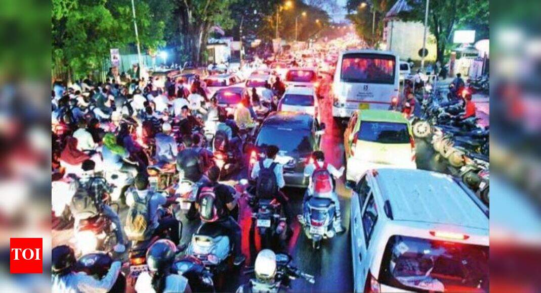 Fergusson College: FC Road, Pune grinds to 2-hour halt | Pune News ...