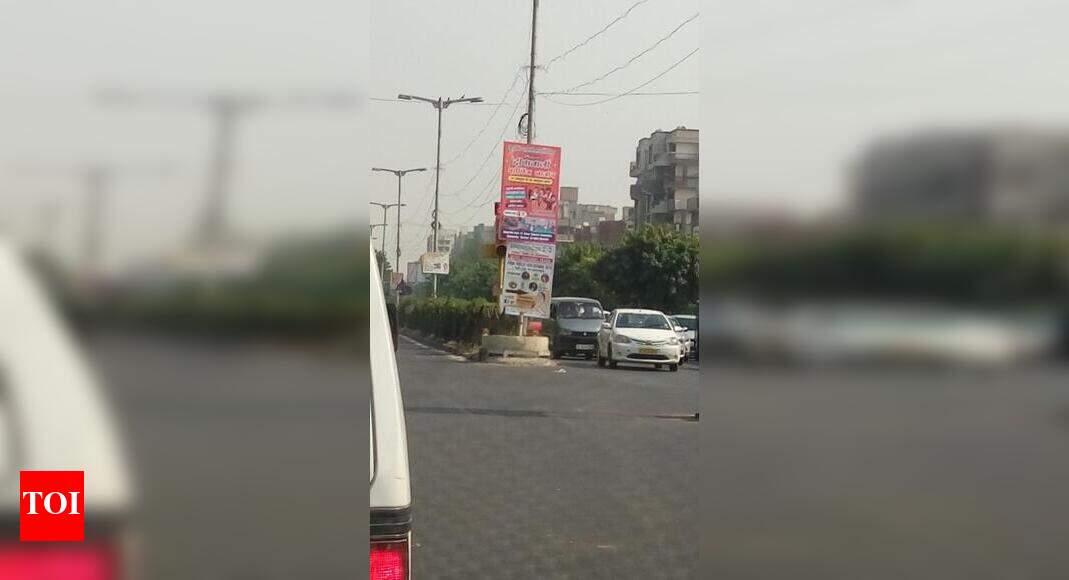 #DelhiWon’tLearn: Hoardings continue to cover traffic signals across ...