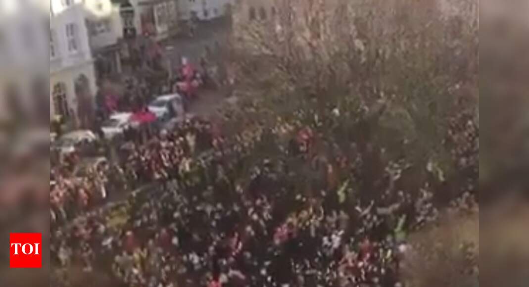 Reykjavik Gender Gap Protest: Thousands of women in Iceland leave work ...
