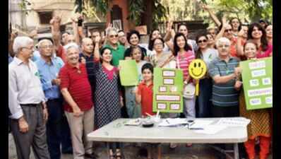 Despite festive weekend, citizens step out to protect 34 Khar trees | Mumbai News - Times of India