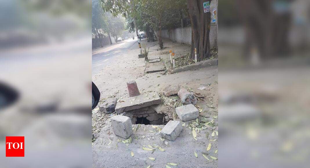 Manhole hazard in Rohini - Times of India