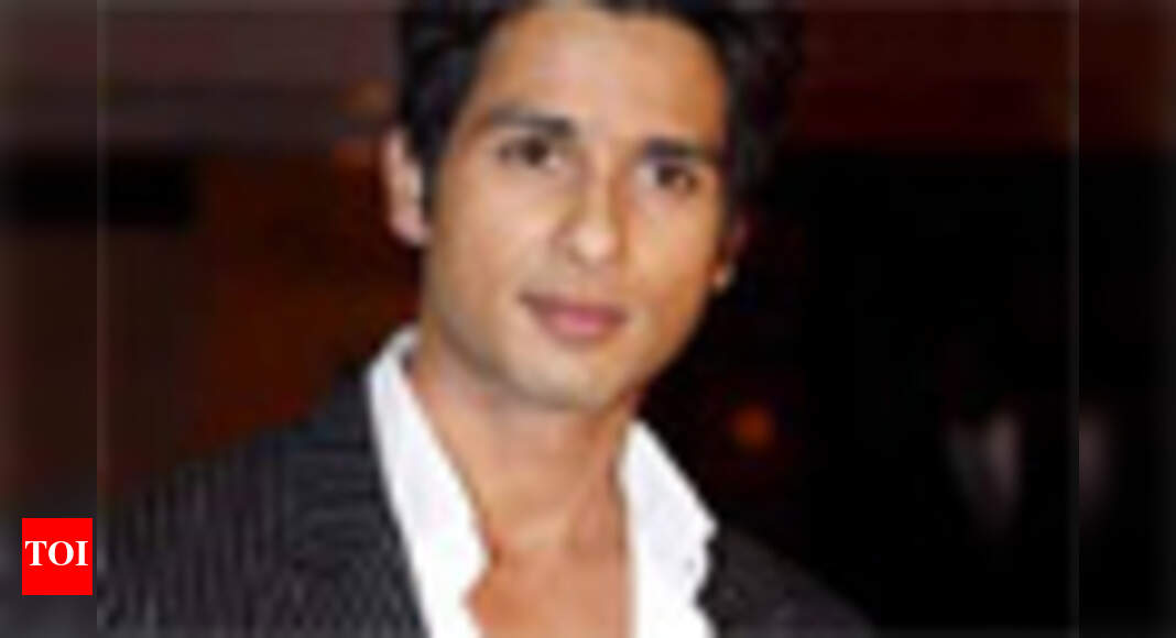 Abhi meets doc, Shahid hears crows! | Hindi Movie News - Times of India