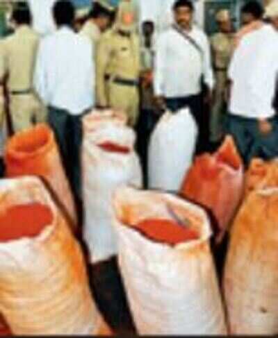 Rs 2 crore adulterated chilli powder recovered | Hyderabad News - Times ...