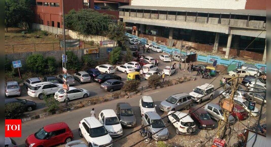 Traffic mess in Satya Niketan - Times of India