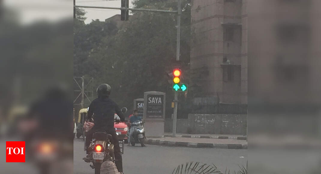Dysfunctional traffic lights near JLN Stadium - Times of India