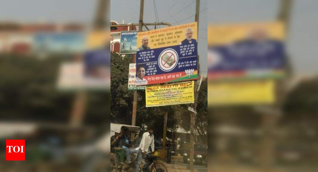 Hoardings hide Noida traffic signal - Times of India