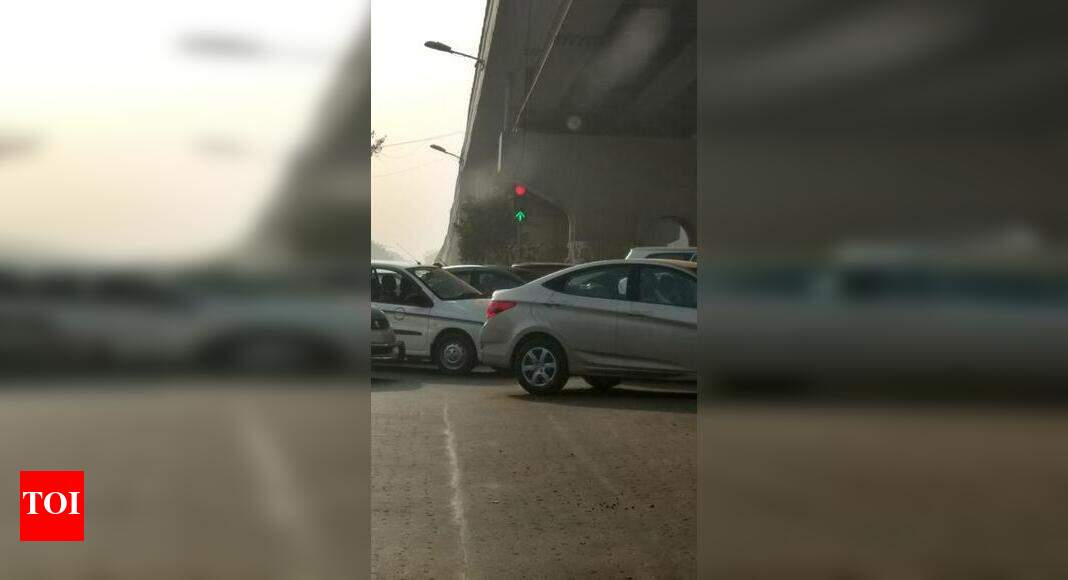 Dysfunctional traffic signal at RTR - Times of India