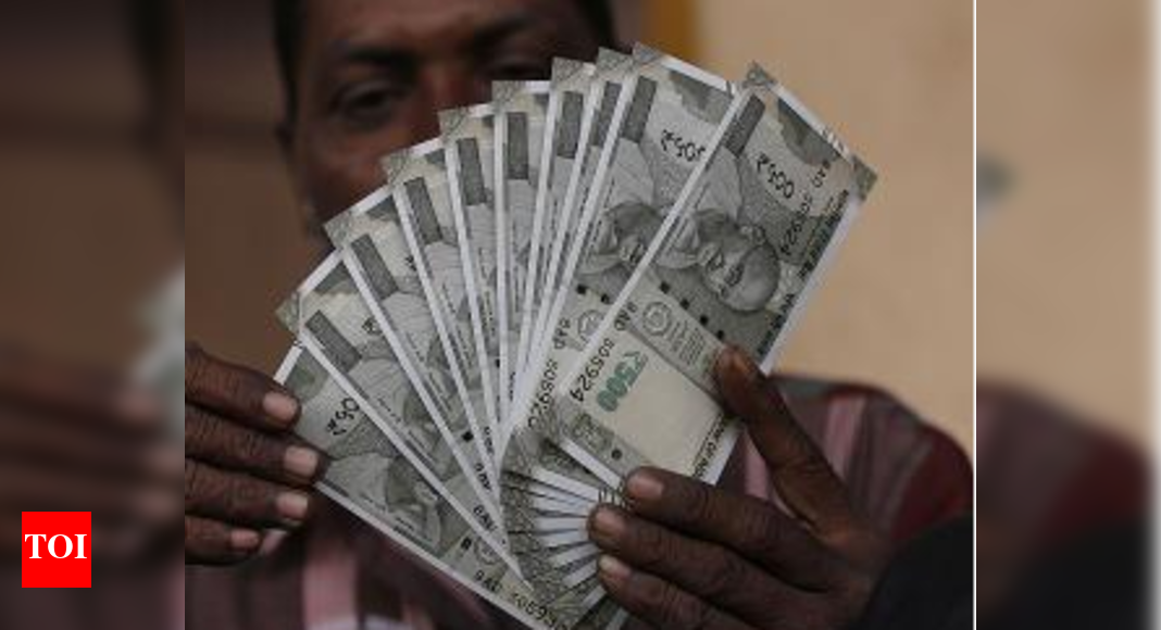 Police apprehend two men carrying Rs 27 lakh new notes | Delhi News ... Police apprehend two men carrying Rs 27 lakh new notes | Delhi News ...