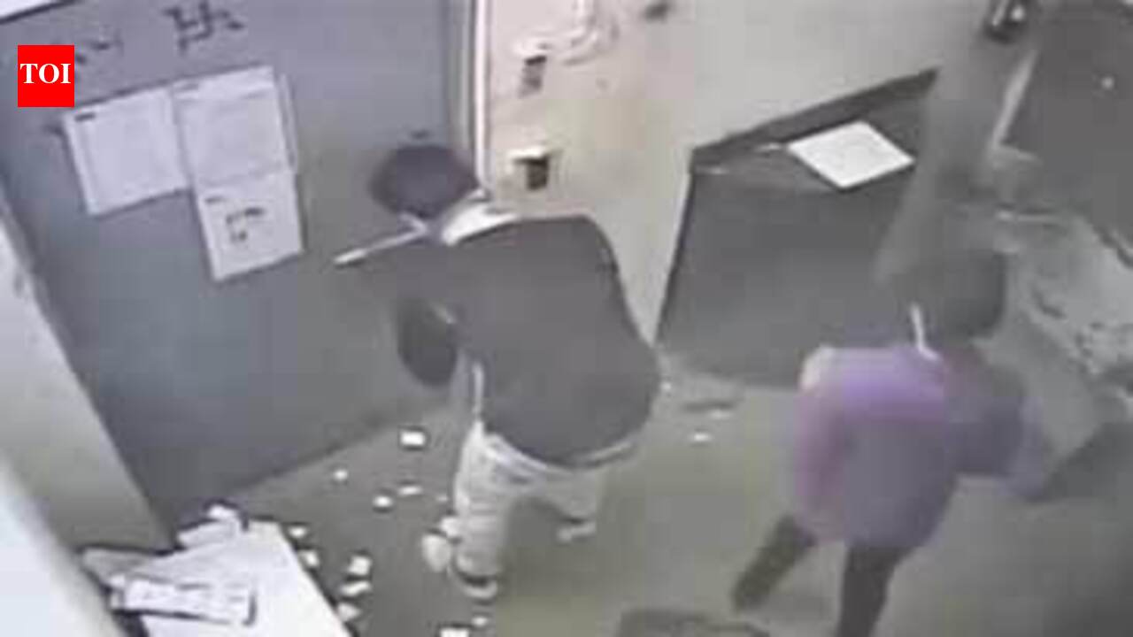 Caught on CCTV: Unidentified men loot gold bars worth Rs 4 cr in Ahmedabad