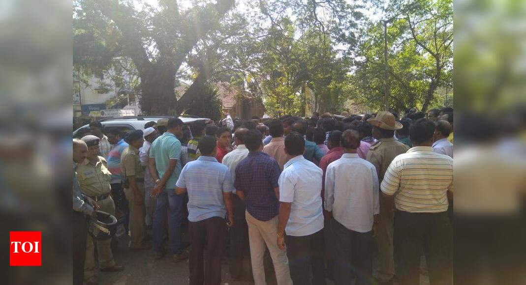 Protest over shifting of market in Karwar | Hubballi News - Times of India