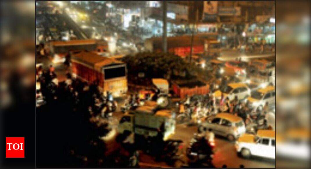 Traffic Jams At Tedhi Pulia: No cops to man traffic, commuters stranded ...