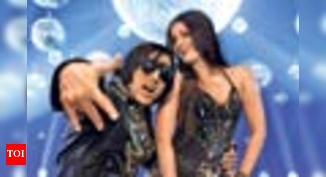 Akki does a Travolta, Ash catches the fever | Hindi Movie News - Times ...