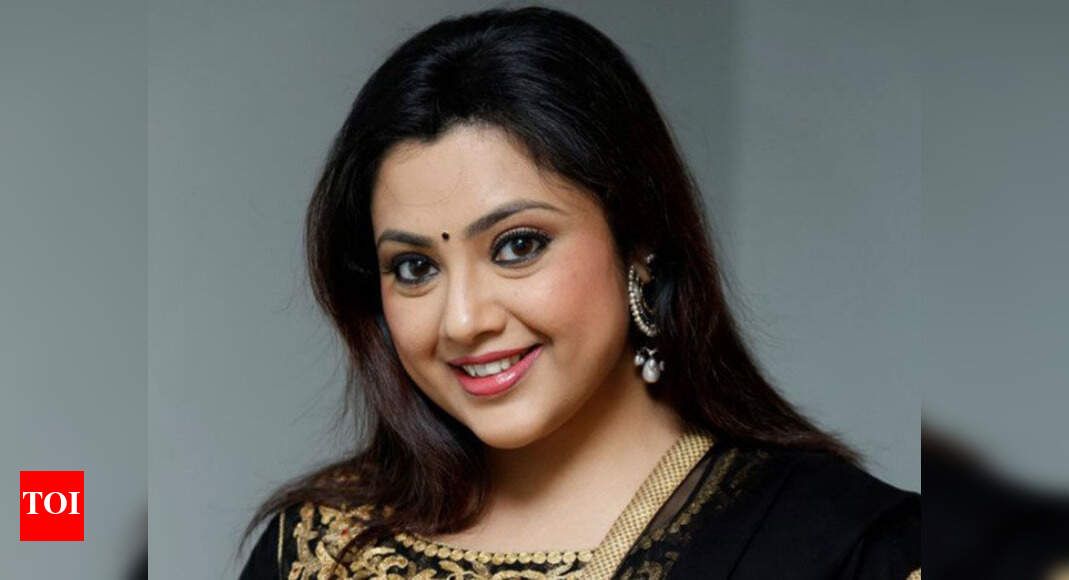 Meena tries a hand at singing? | Malayalam Movie News - Times of India
