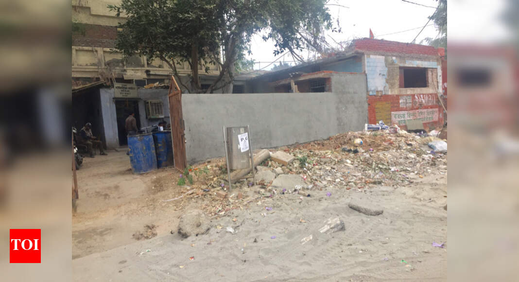 Filth outside SDMC office in GK-1 - Times of India