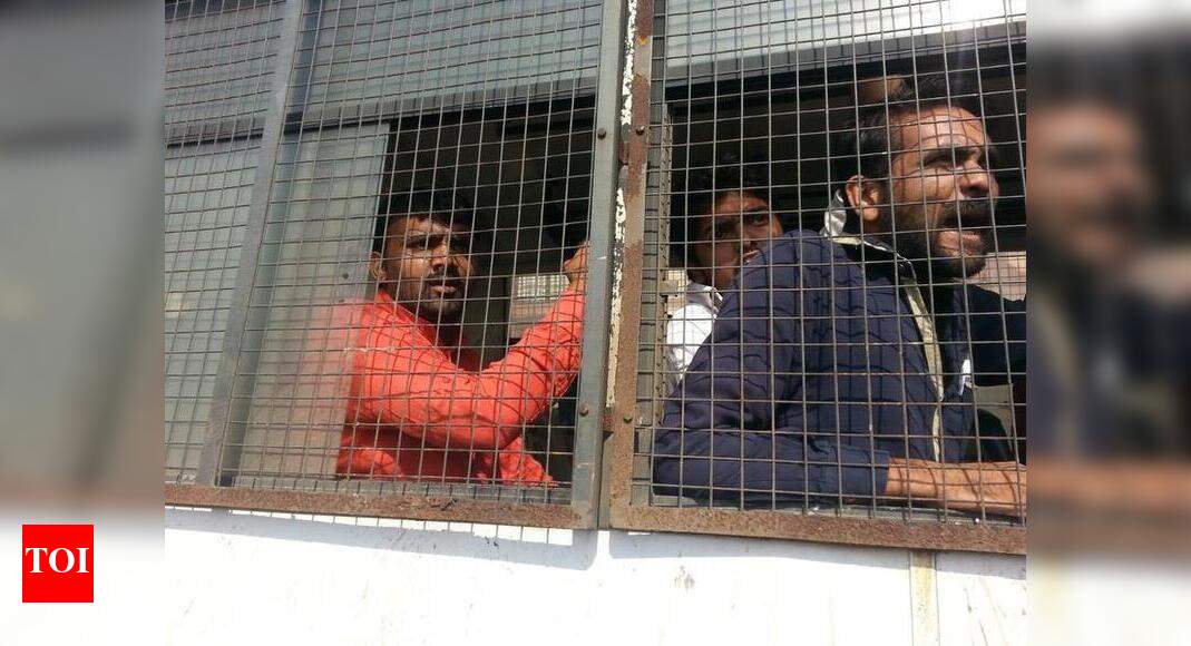 Patidar Anamat Andolan Samiti workers train guns at Bardoli MP | Surat ...