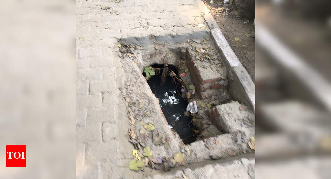 Manhole covers missing near Hauz Khas Metro station - Times of India