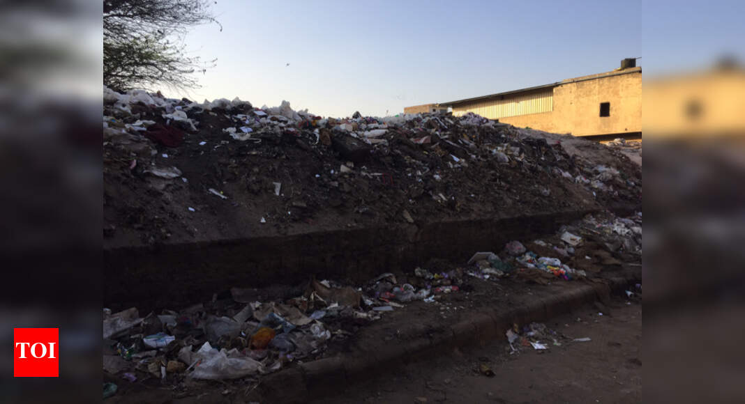 Mess piles high in Anand Parbat - Times of India