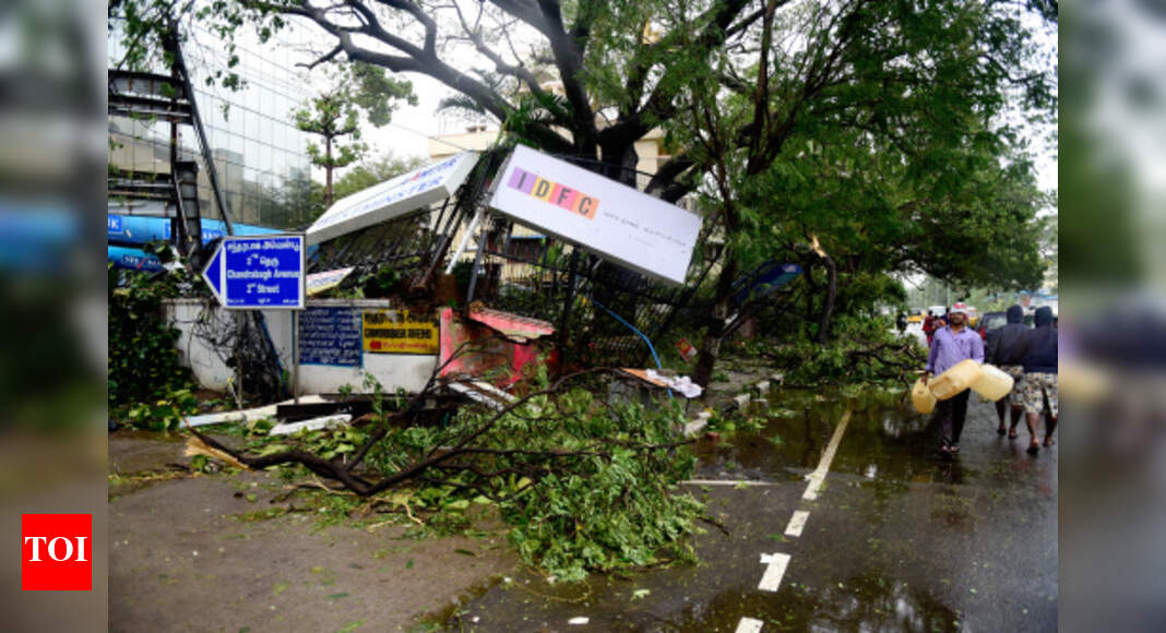 Vardah Cyclone: Cyclone Vardah kills 6, plunges Chennai into darkness ...