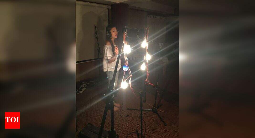Actress-singer duo record a cover song | - Times of India