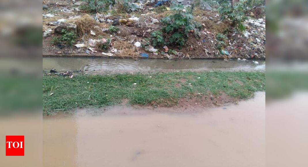 Untarred road turns into cesspool - Times of India