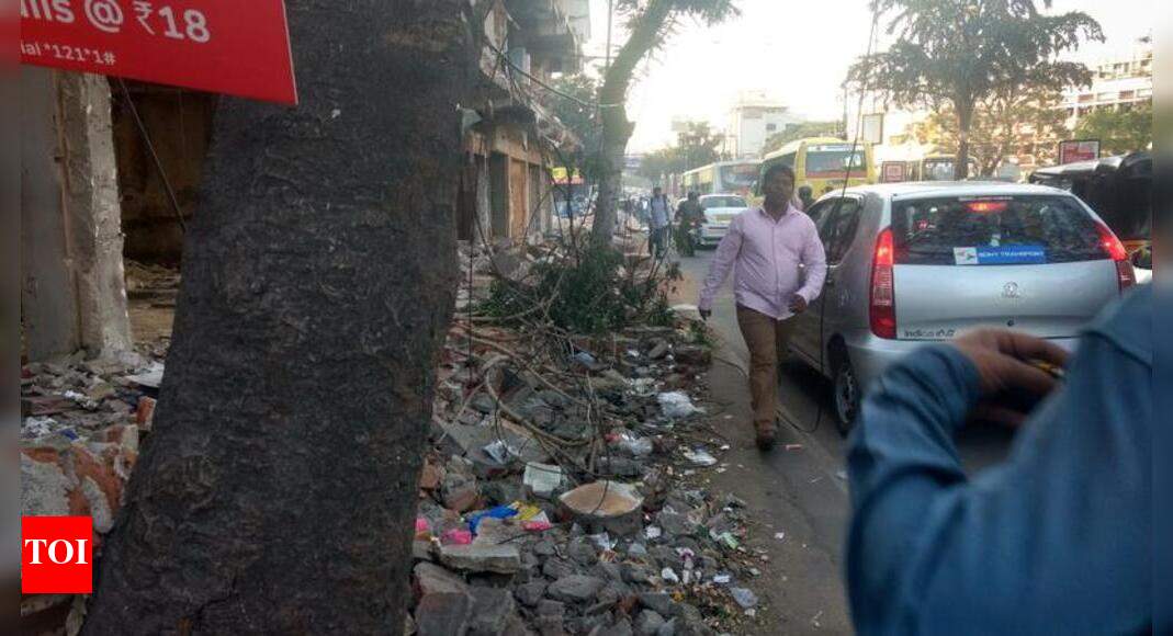 Masab Tank: Debris on road - Times of India