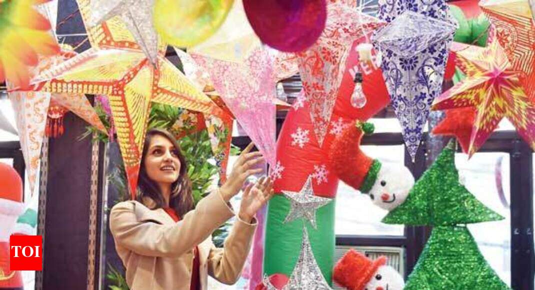 Santa hats take over Delhi – From simple Rs 90-a-dozen to Rs 400-a ...
