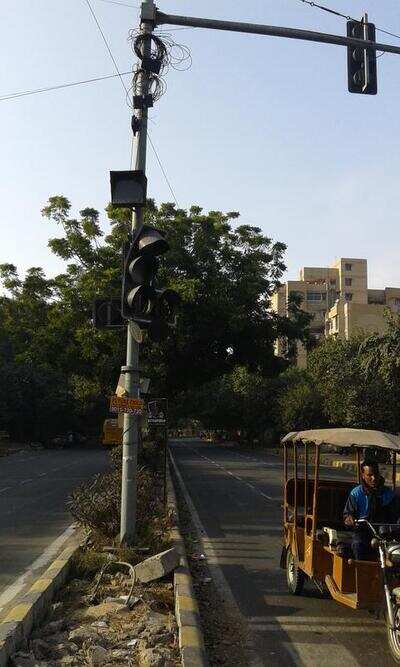 Hanging traffic lights in Dwarka - Times of India