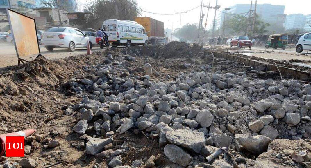 Slow work, dug-up stretch choke Old Delhi-Gurgaon Road | Gurgaon News ...