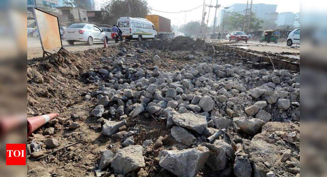 Slow work, dug-up stretch choke Old Delhi-Gurgaon Road | Gurgaon News ...