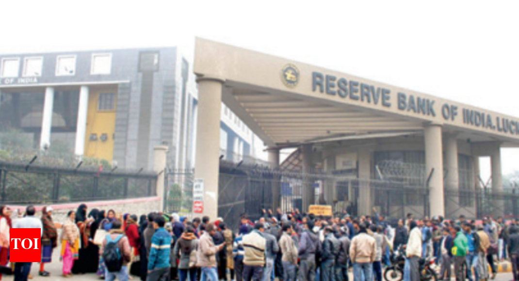 Queues swell at RBI to submit old notes | Lucknow News - Times of India