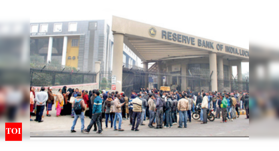 Queues swell at RBI to submit old notes | Lucknow News - Times of India