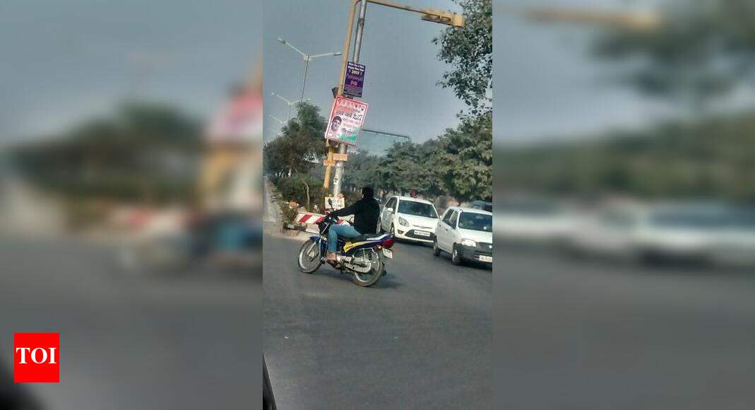 Hoarding obscures traffic lights, again - Times of India