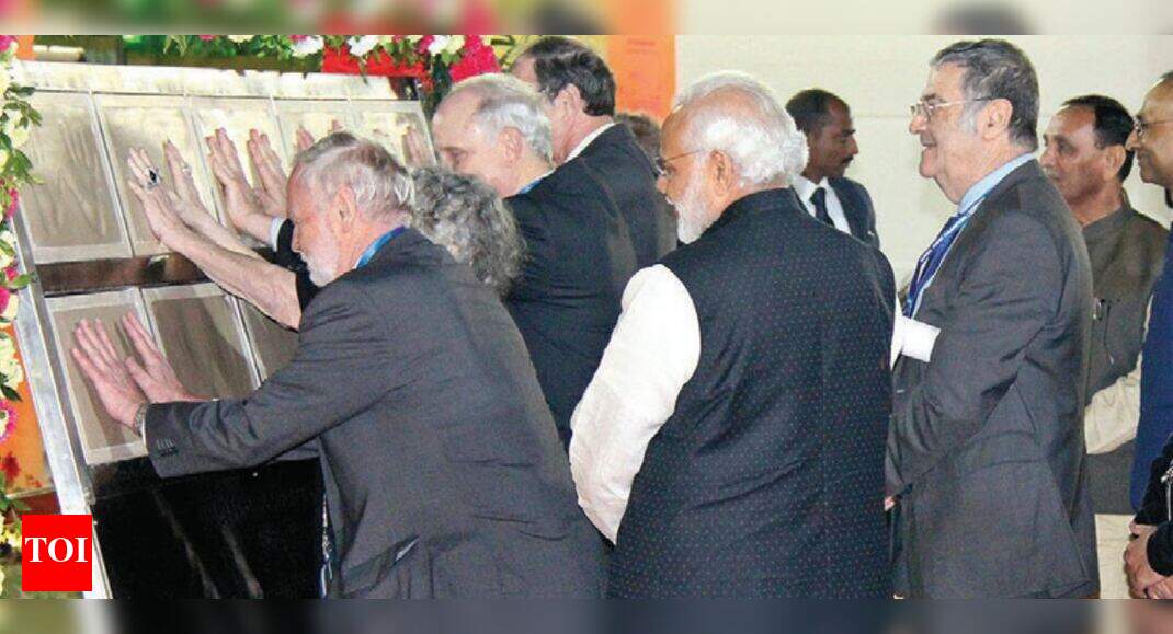 Modi in Gujarat: Narendra Modi comes homes, welcomed by the world ...
