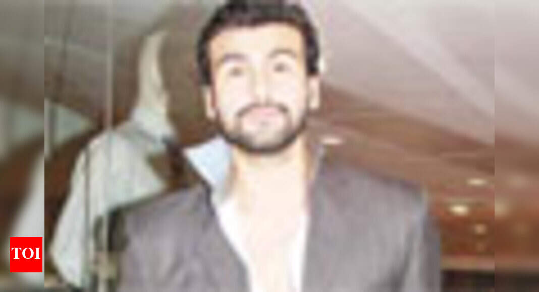 Arya Babbar's comic relief | Hindi Movie News - Times of India