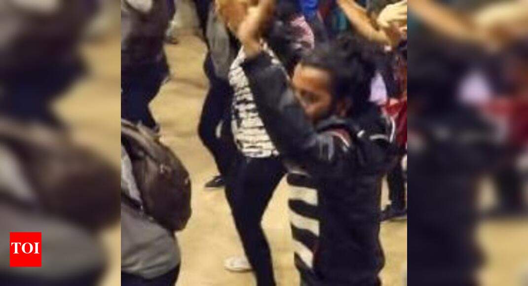 Amar Photo Studio celebrates its 50th show with a flashmob | Marathi ...