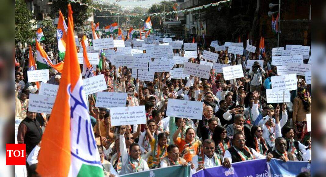 Cong leaders held for ‘RBI gherao’ protest | Ahmedabad News - Times of ...