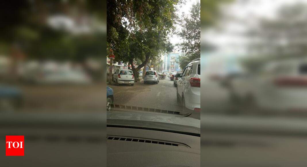 Improper parking leads to traffic congestion - Times of India