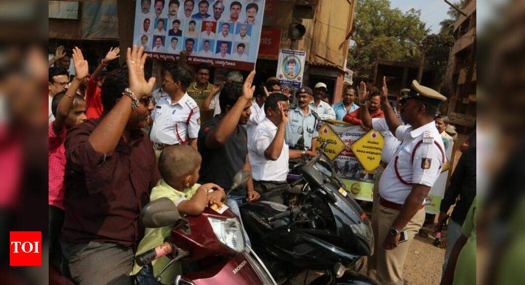 Errant vehicle users take oath to obey traffic rules | Hubballi News ...