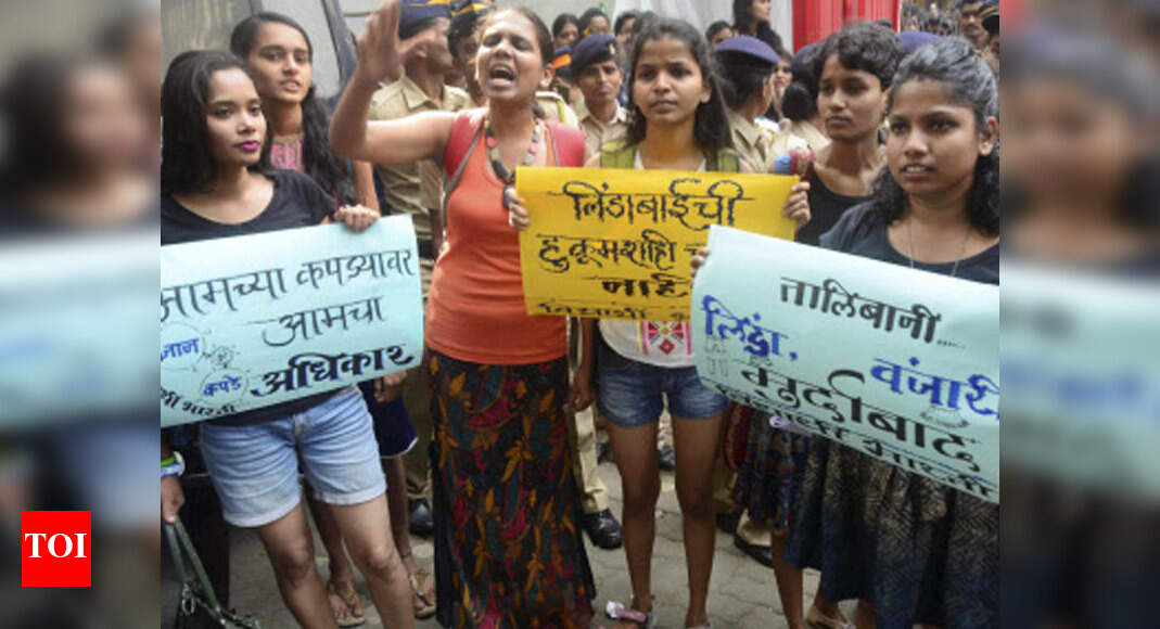 Students' organisation protest against 'dress code' at SNDT | Mumbai ...