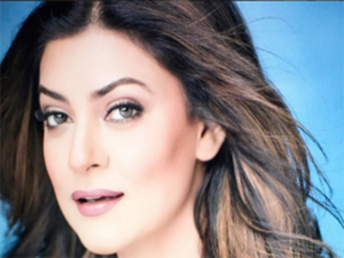 Sushmita Sen to judge Miss Universe 2016 pageant in Philippines