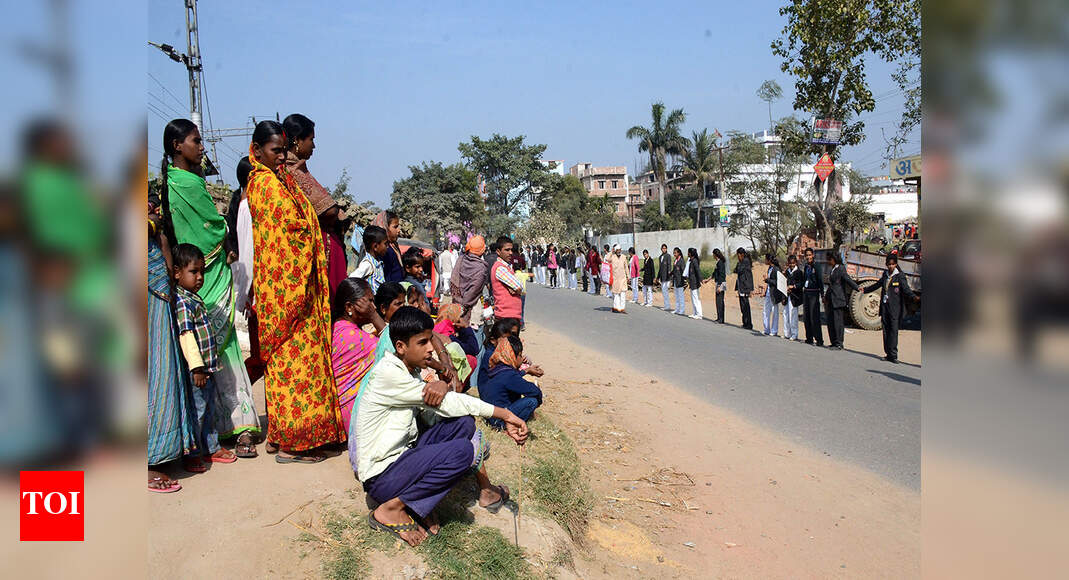 Human Chain Branched: Human chain branches out into 4 directions ...