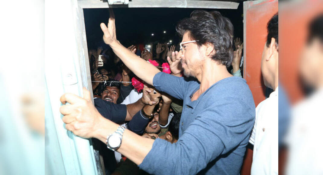 Shah Rukh Khan: EXCLUSIVE! SRK sends help to the man’s family who died ...