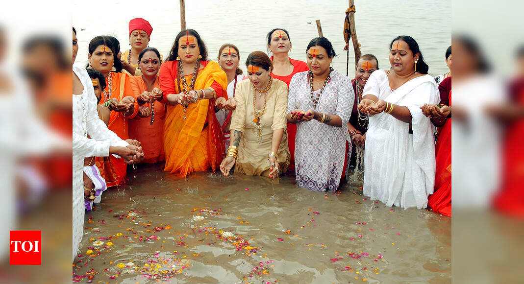 Eunuch Akhara takes holi dip at Sangam in Allahabad | Allahabad News ...